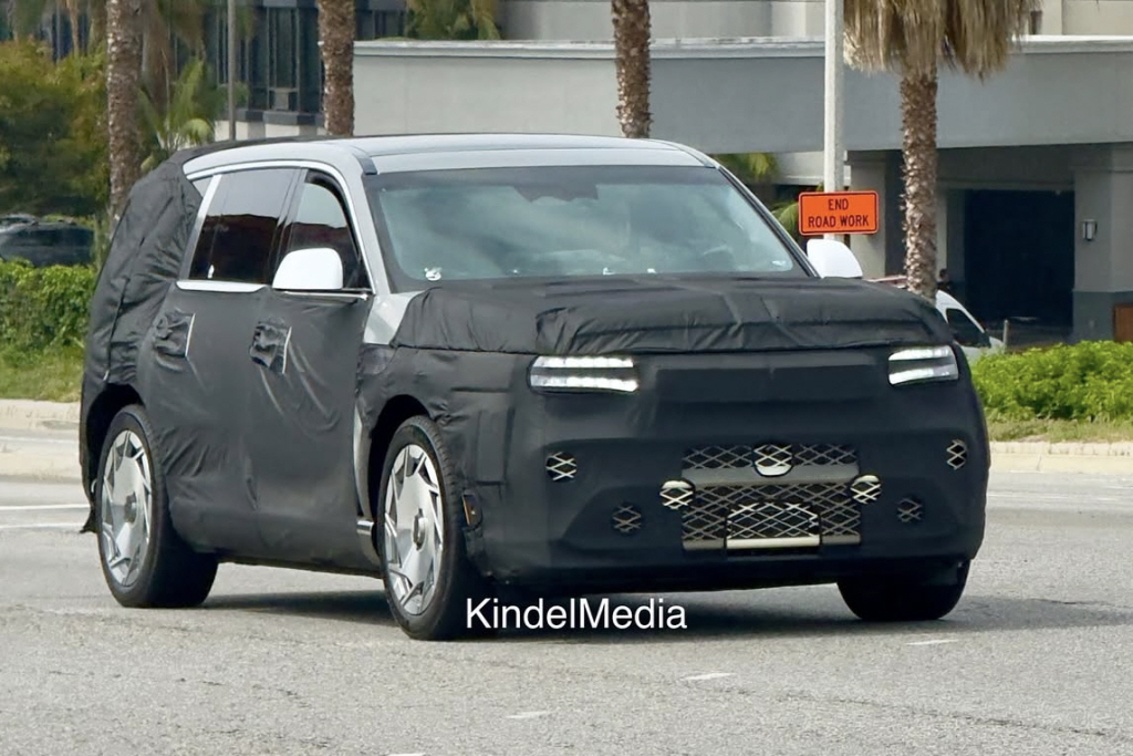 제네시스 GV90 포착, 거대한 풀사이즈 SUV..내년 출시