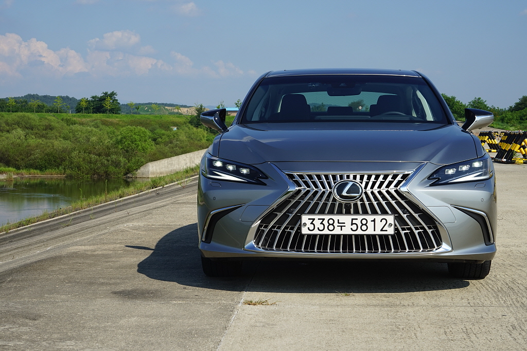 [시승기] 렉서스 ES300h 2026년형, 한국에서 10만대 팔린 이유